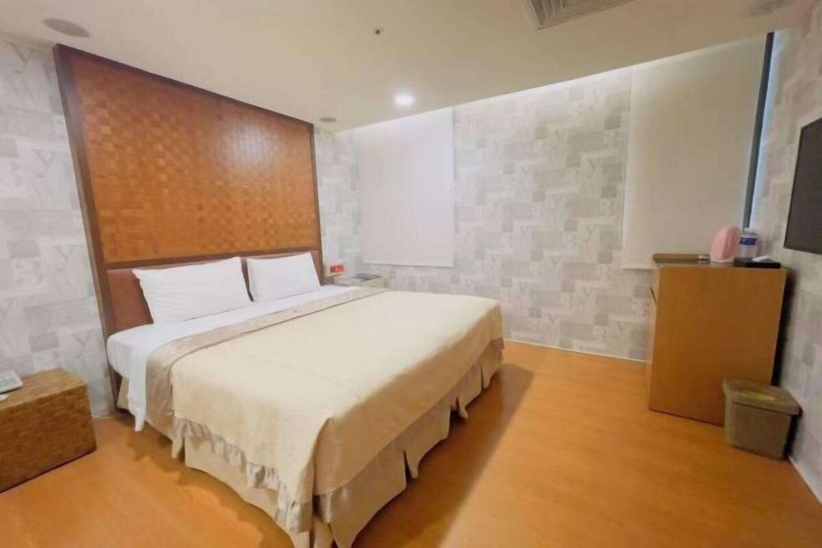 Cortinas blackout, Wi-Fi de cortesia, roupa de cama