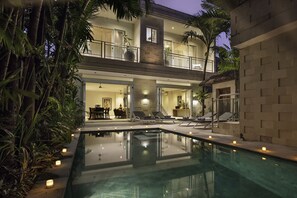 Piscina externa, guarda-sóis, espreguiçadeiras