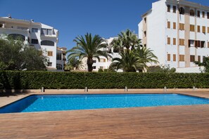 Piscina exterior, espreguiçadeiras