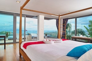 Cofres nos quartos, escrivaninha, cortinas blackout