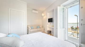 Suíte superior, sacada, vista para o canal | Frigobar, escrivaninha, quartos à prova de som, Wi-Fi de cortesia