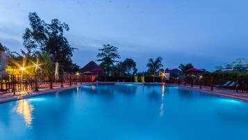 2 piscinas exteriores