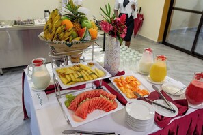 Pequeno-almoço continental diário mediante uma taxa 