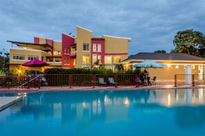 2 piscinas exteriores 