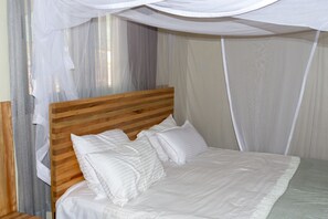 Suíte, 1 quarto, vista para o jardim | Cofres nos quartos, escrivaninha, espaço de trabalho para notebook