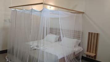 Suíte, 1 quarto, vista para o jardim | 1 quarto, cofres nos quartos, escrivaninha