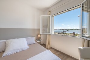 Estúdio Panorâmico, vista para o canal | Secretária, roupa de cama fornecida 