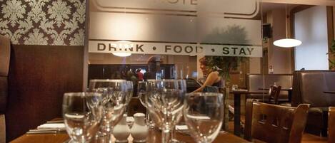 Pequenos-almoços, almoços, jantares servidos, cozinha local