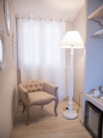 Suíte superior, sacada, vista para o canal | Escrivaninha, Wi-Fi de cortesia, roupa de cama