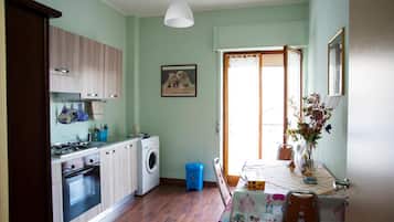 Um frigorífico/congelador grande, um forno, uma placa de cozinha