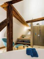 Deluxe-Studio Silva | Casa de banho | Um polibã, artigos de higiene pessoal grátis, um secador de cabelo 