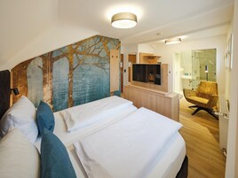 Cosy Double | Cofres nos quartos, escrivaninha, espaço de trabalho para notebook