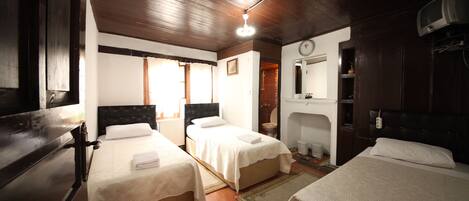 Quarto Triplo | Secretária, Wi-fi grátis, roupa de cama fornecida