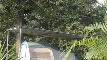 Tenda Deluxe, casa de banho partilhada | Secretária, cortinas/cortinados opacos, roupa de cama fornecida