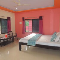 Quarto Individual Deluxe | Secretária, cortinas/cortinados opacos, roupa de cama fornecida 