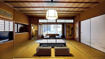 Suíte luxo (Japanese-style) | 1 quarto, roupas de cama premium, edredons de pluma, cofres nos quartos