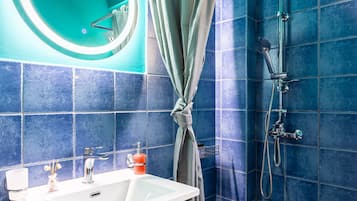 Estúdio Cidade | Casa de banho | Um polibã, artigos de higiene pessoal grátis, um secador de cabelo