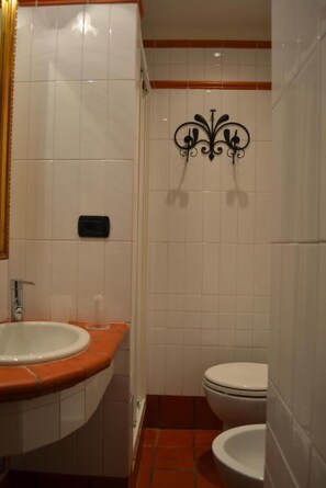 Quarto solteiro | Banheiro | Chuveiro, secador de cabelo, bidê, toalhas de banho