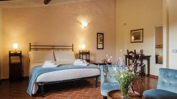 Quarto casal luxo, 1 cama Queen, banheiro privativo, vista para a montanha | Lençóis italianos Frette, roupas de cama premium, edredons de pluma