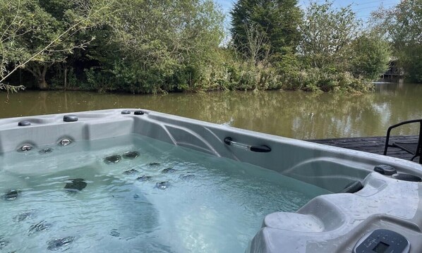 Quarto Premium, casa de banho anexa, vista para o lago (Hot Tub) | Banheira de hidromassagem exterior