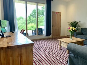 Suite Premium, 2 quartos, varanda, vista para o lago | Sala de estar | Televisor de ecrã plano de 55 polegadas com canais digitais, televisor 