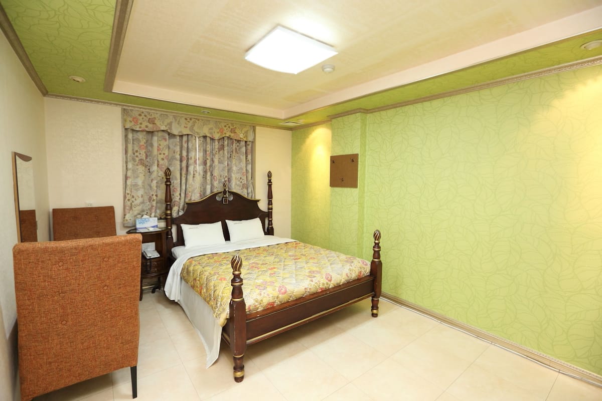 Quarto casal luxo | Cortinas blackout, quartos à prova de som, Wi-Fi de cortesia