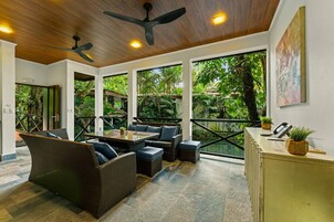 Villa Familiar, 2 quartos, banheira de hidromassagem grande | Roupa de alta qualidade, cofre no quarto, com decoração personalizada 