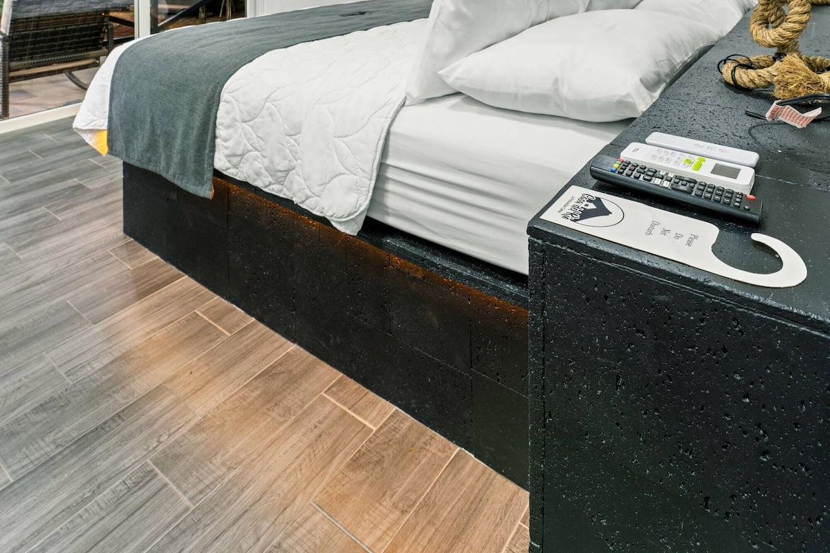 Roupas de cama premium, cofres nos quartos, individualmente decorados