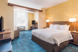 Secretária, cortinas/cortinados opacos, ferro/tábua de engomar