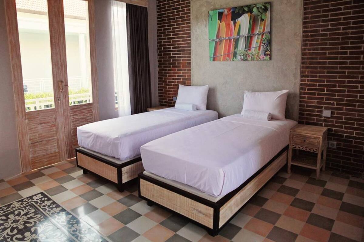 Quarto Twin, 2 camas individuais | Cofre no quarto, cortinas/cortinados opacos, Wi-fi grátis 
