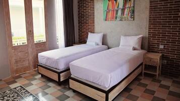 Quarto Twin, 2 camas individuais | Cofre no quarto, cortinas/cortinados opacos, Wi-fi grátis