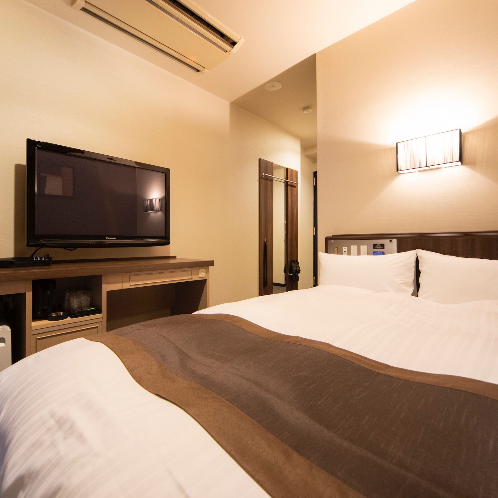 Roupas de cama premium, cofres nos quartos, escrivaninha