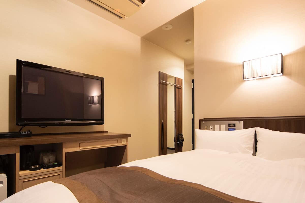 Roupas de cama premium, cofres nos quartos, escrivaninha