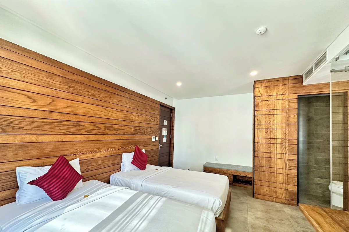 Quarto Duplo ou Twin Deluxe, 1 quarto, Vista para a cidade (Senior) | Roupa de alta qualidade, minibar, cofre no quarto, secretária