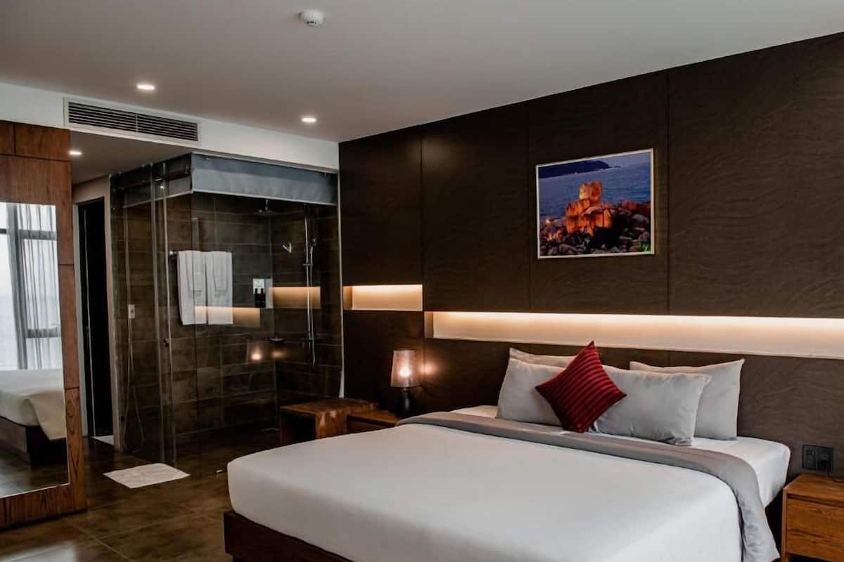 Roupa de alta qualidade, minibar, cofre no quarto, secretária