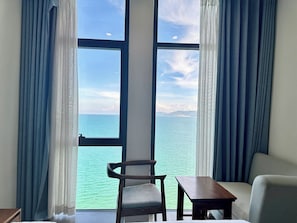 Quarto casal ou duplo luxo, vista para o oceano | Roupas de cama premium, frigobar, cofres nos quartos, escrivaninha