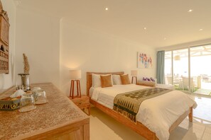 Quarto casal luxo | Roupas de cama premium, frigobar, escrivaninha, Wi-Fi de cortesia