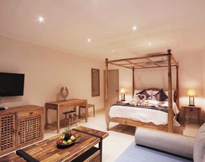 Quarto casal luxo | Roupas de cama premium, frigobar, escrivaninha, Wi-Fi de cortesia