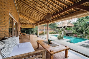 Vila lua de mel, 1 quarto, vista para a piscina | Área de estar | TV de tela plana