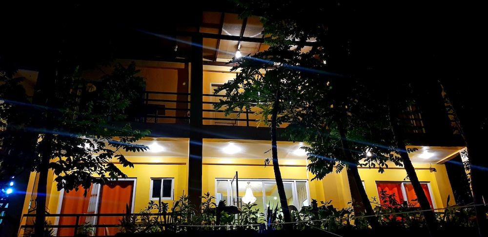 Jim's Castle Inn - Coron