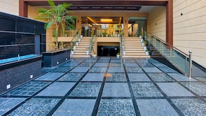 Entrada de hotel com uma placa indicando "The Grand Ambassador".