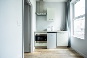 Um frigorífico, um micro-ondas, uma chaleira elétrica, uma torradeira 