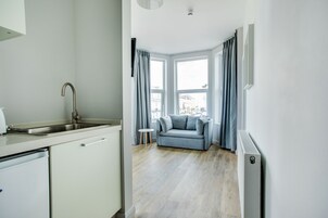 Apartamento Familiar (Deluxe) | Cozinha privada | Um frigorífico, um micro-ondas, uma chaleira elétrica, uma torradeira 