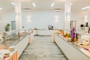 Pequeno-almoço tipo buffet diário mediante uma taxa 