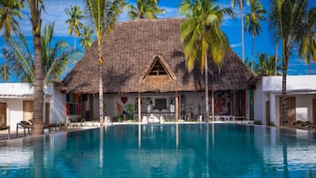 Piscina exterior, espreguiçadeiras