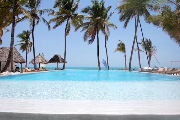 Piscina exterior, espreguiçadeiras