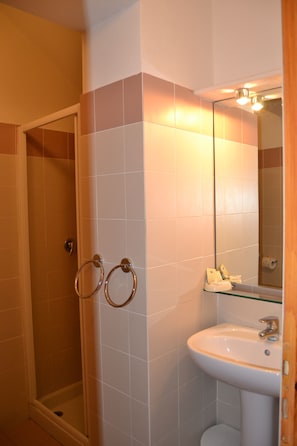 Apartamento, 1 quarto | Casa de banho | Um polibã, artigos de higiene pessoal grátis, um secador de cabelo