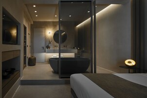 Crown ,Grand Split-level Suite with Private Pool and Outdoor Jacuzzi | Roupa de alta qualidade, minibar, cofre no quarto 