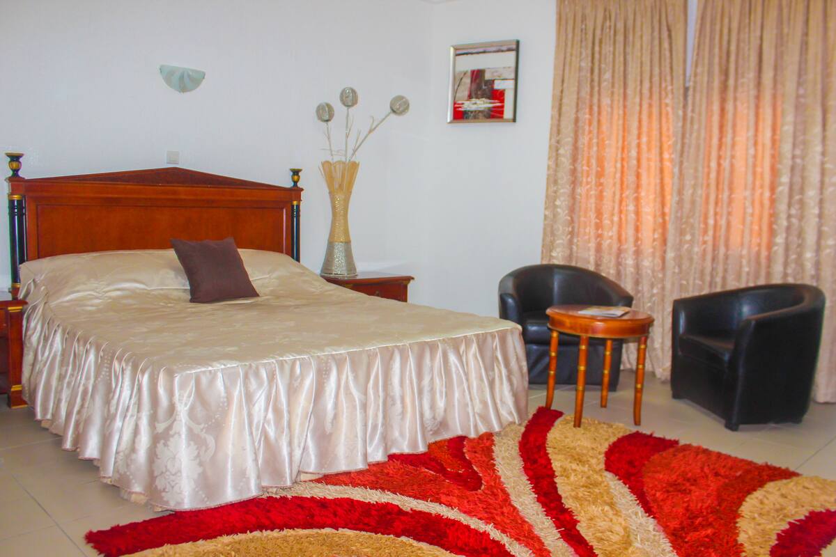 Quarto casal grand | Cofres nos quartos, escrivaninha, cortinas blackout, Wi-Fi de cortesia