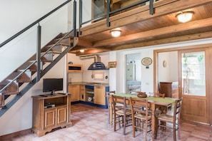 Apartamento, 1 quarto | Sala de estar | TV de ecrã plano 